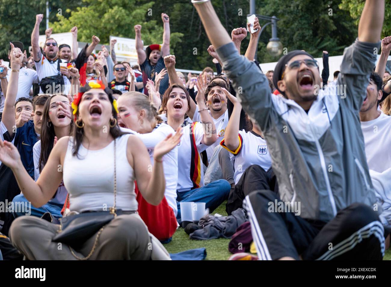 Deutsche Fußballfans feiern auf der Berliner Fanzone am Brandenburger ...