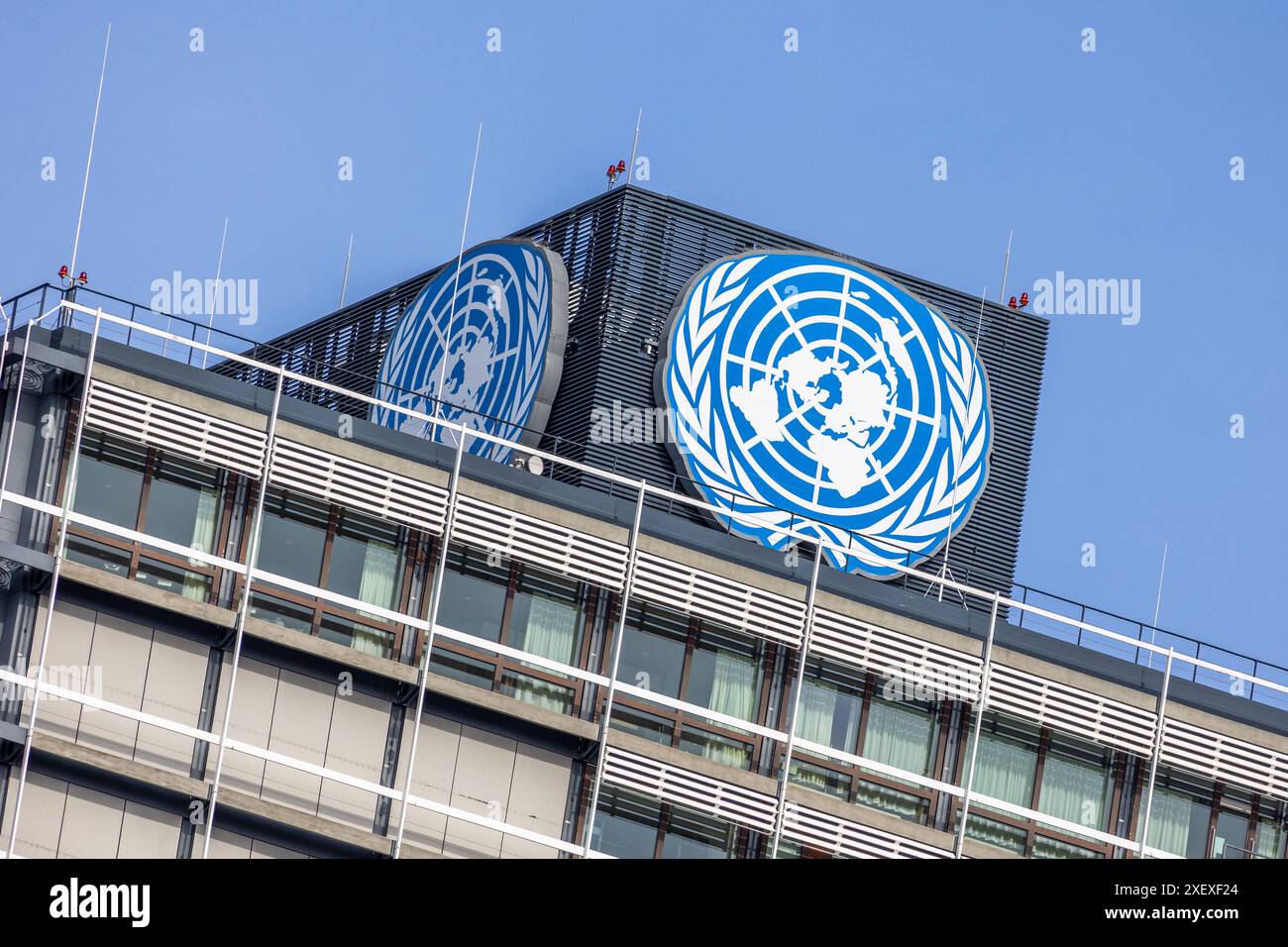 Logo der Vereinten Nationen auf dem UN-Campus in Bonn bei Tageslicht und Sonnenschein. 22.03. ...