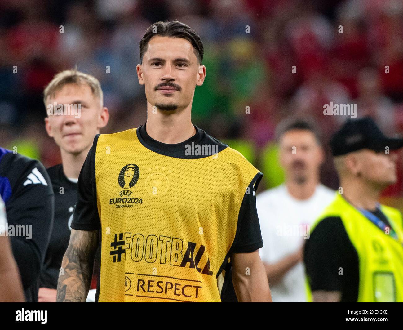 Robin Koch (Deutschland, #24) jubelt ueber den Sieg und bedankt sich ...