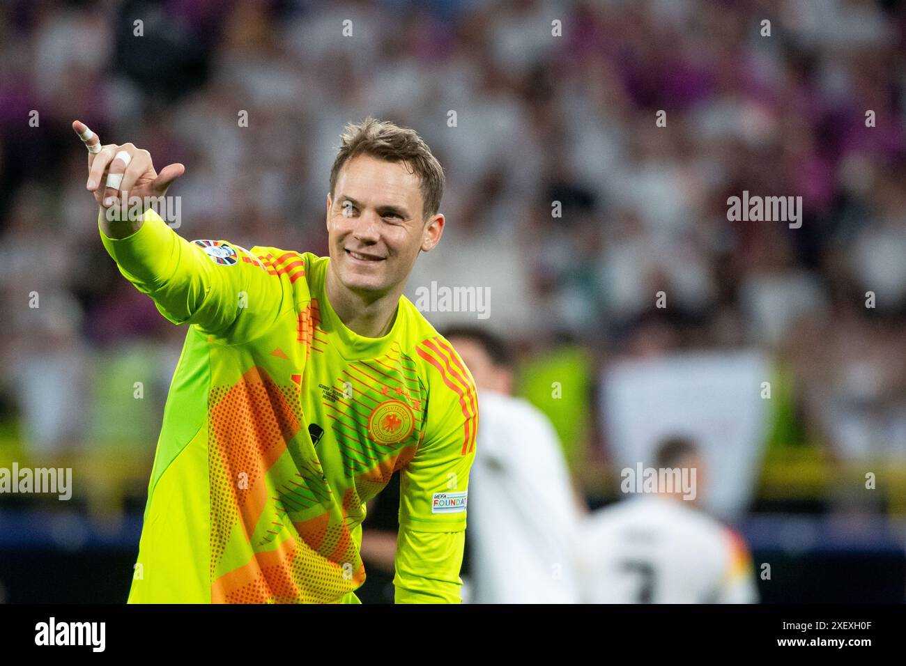Manuel Neuer (Deutschland, #01) jubelt ueber den Sieg und bedankt sich bei Fans und Familie, GER ...