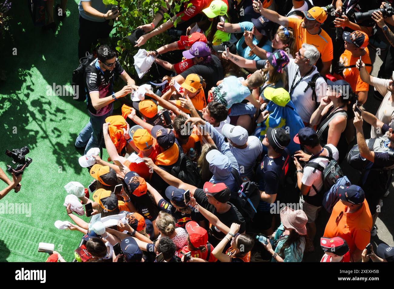 OCON Esteban (fra), Alpine F1 Team A524, portrait spectators, fans ...