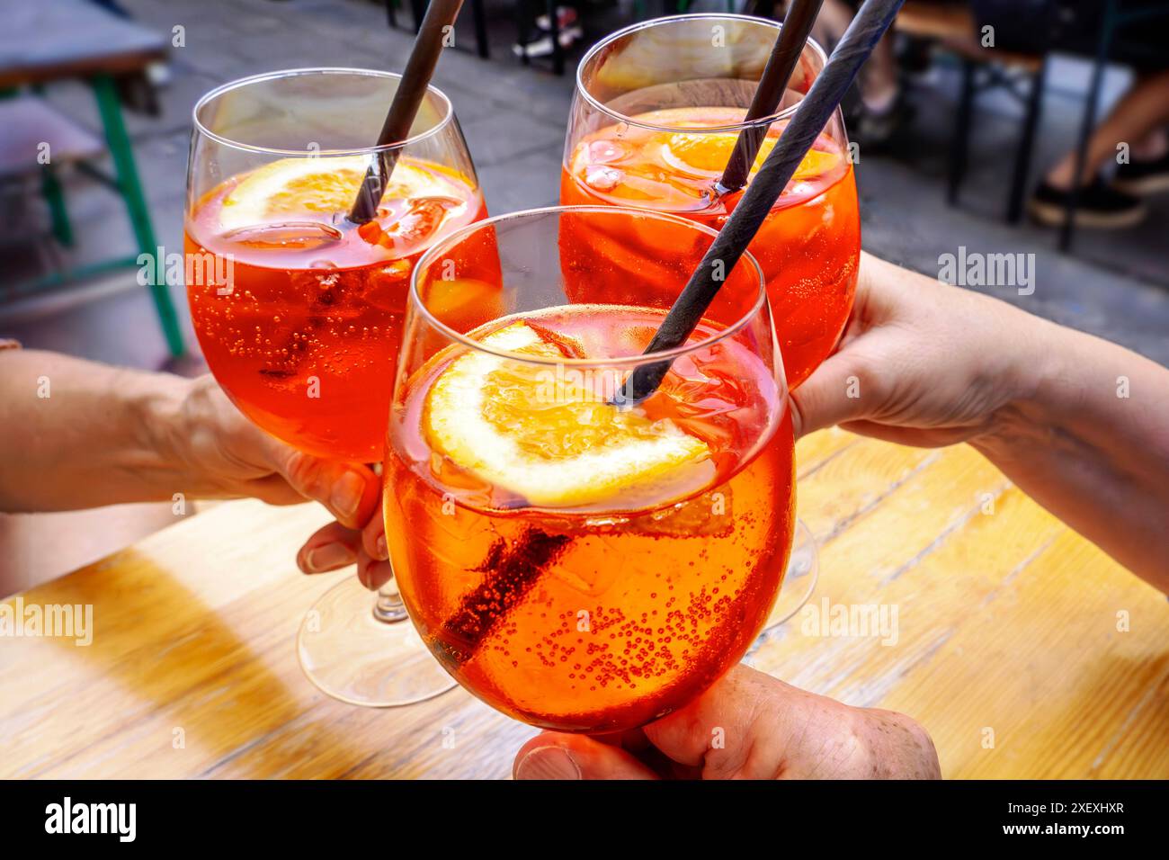 Aperol Spritz, drei Gäste stoßen mit ihren Gläsern an, München, 29 ...