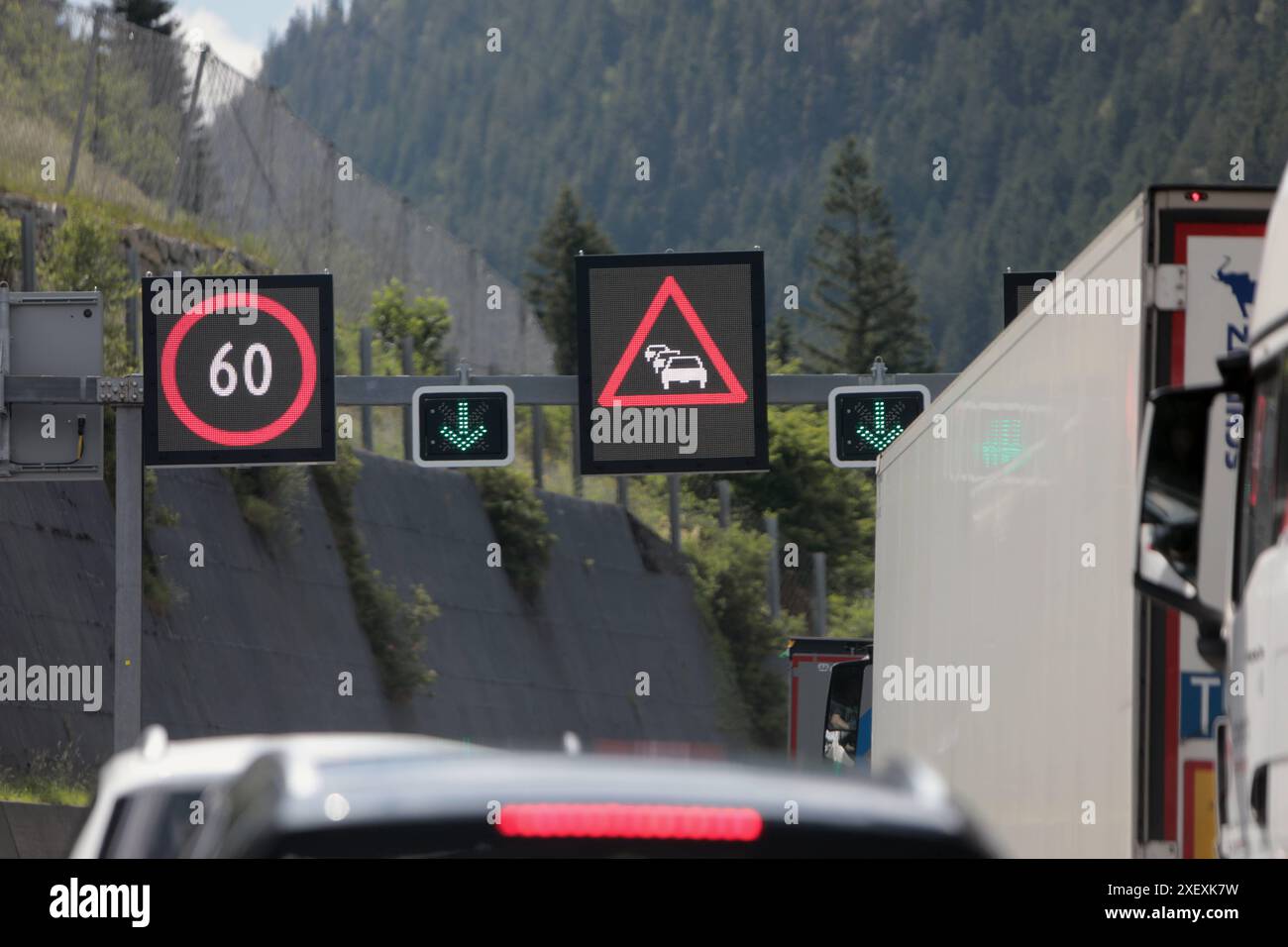 Geschwindigkeitsbegrenzung und Stau-Hinweis auf der Autobahn A2 vor dem ...
