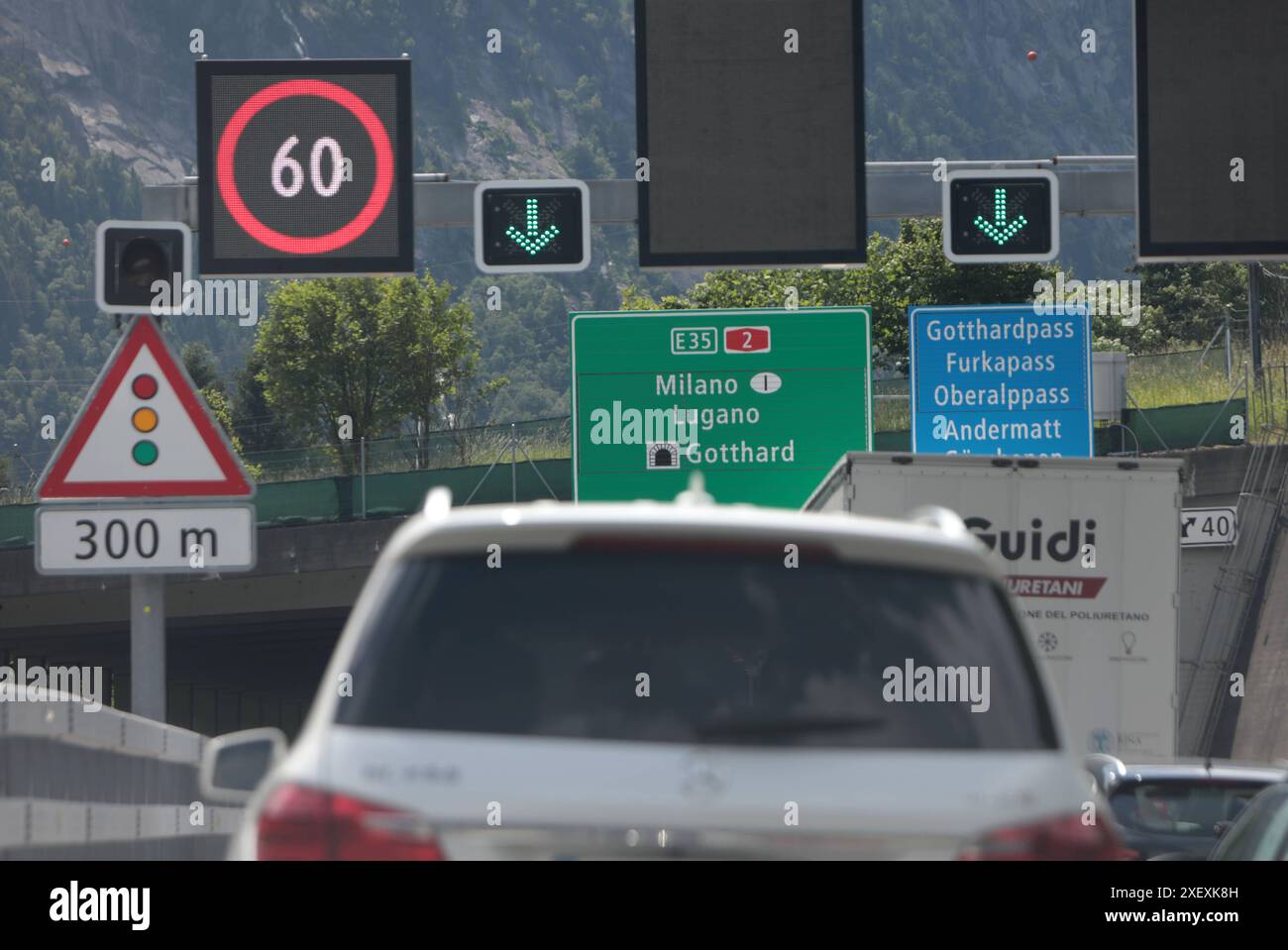 Stau auf der Autobahn A2 vor dem Gotthard-Strassentunnel. Stau auf der ...