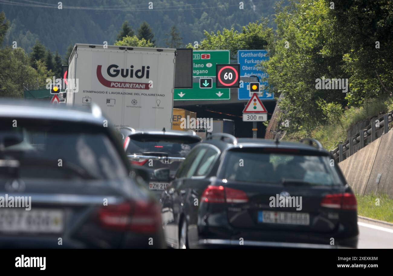 Stau auf der Autobahn A2 vor dem Gotthard-Strassentunnel. Stau auf der ...