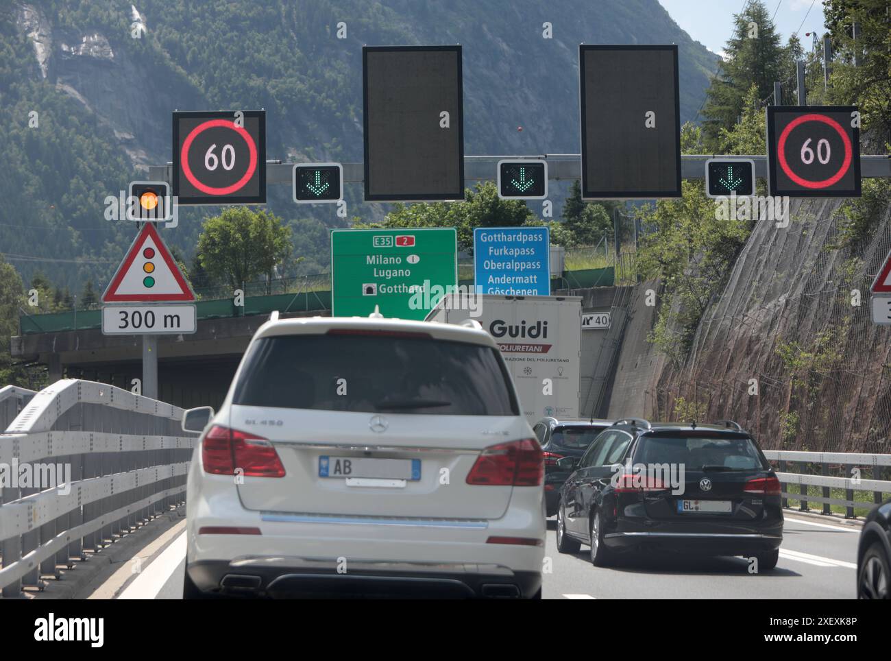 Stau auf der Schweizer Autobahn A2 vor dem Gotthard-Strassentunnel. Stau auf der Schweizer ...