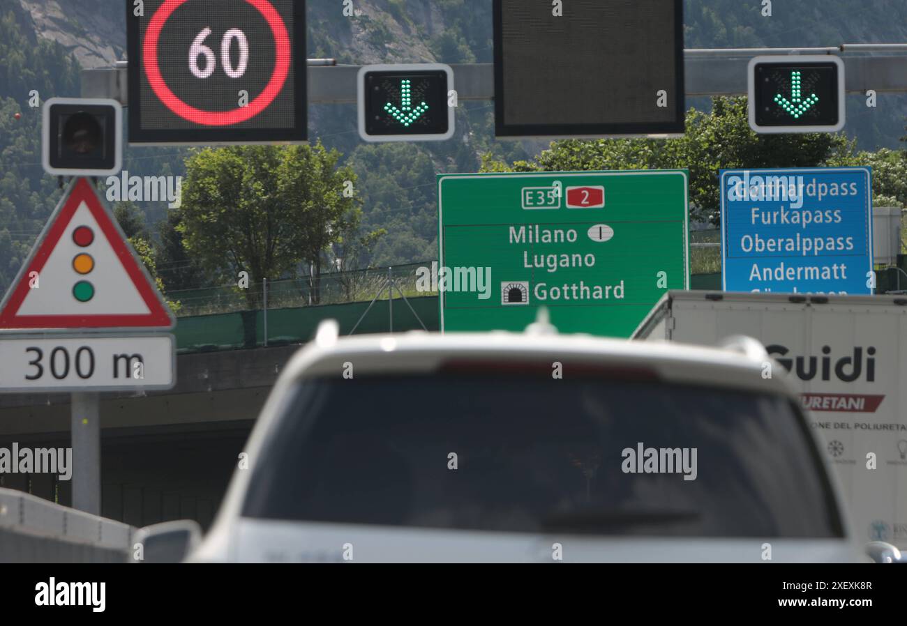 Stau auf der Autobahn A2 vor dem Gotthard-Strassentunnel. Stau auf der ...
