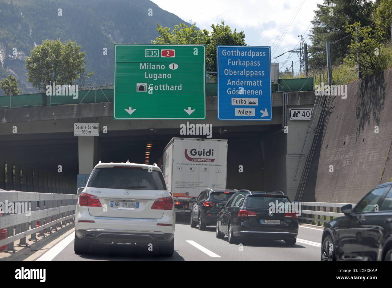 Verkehrsschilder auf der Schweizer Autobahn A2 vor dem Gotthard-Strassentunnel mit Aufschrift ...
