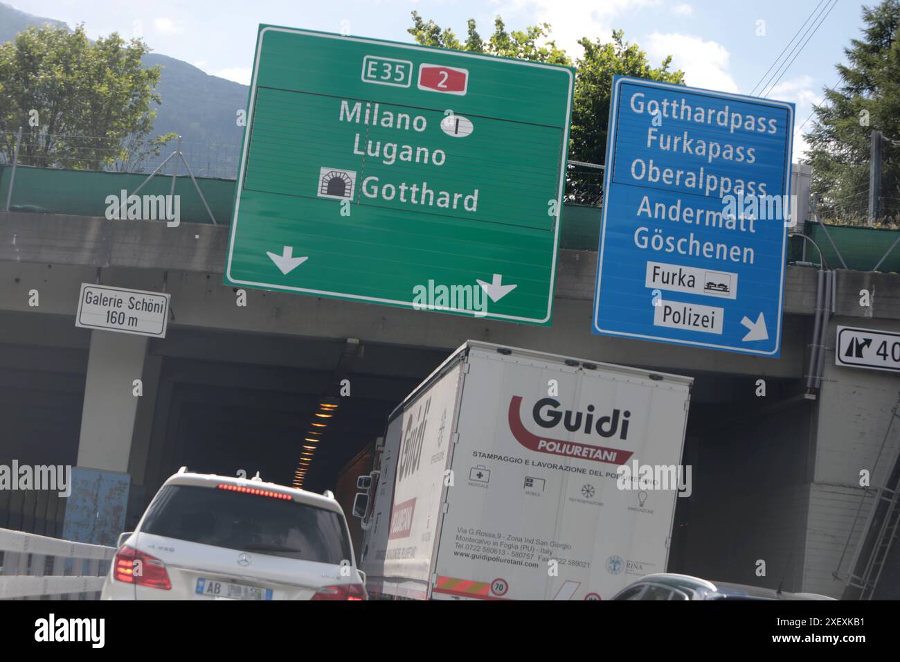 Verkehrsschilder auf der Schweizer Autobahn A2 vor dem Gotthard ...
