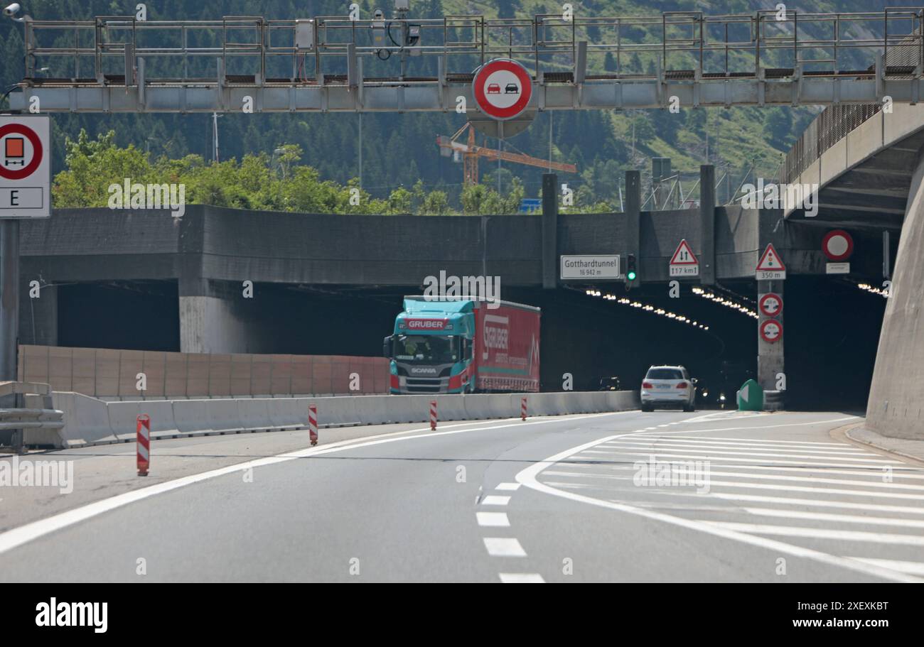 Einfahrt in den Gotthard-Strassentunnel auf der Autobahn A2. Einfahrt ...