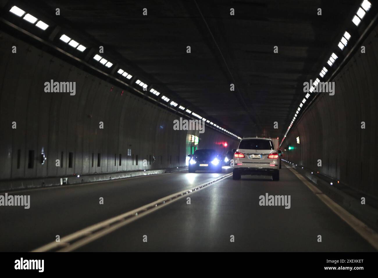 Gegenverkehr im Gotthard-Strassentunnel auf der Autobahn A2 ...