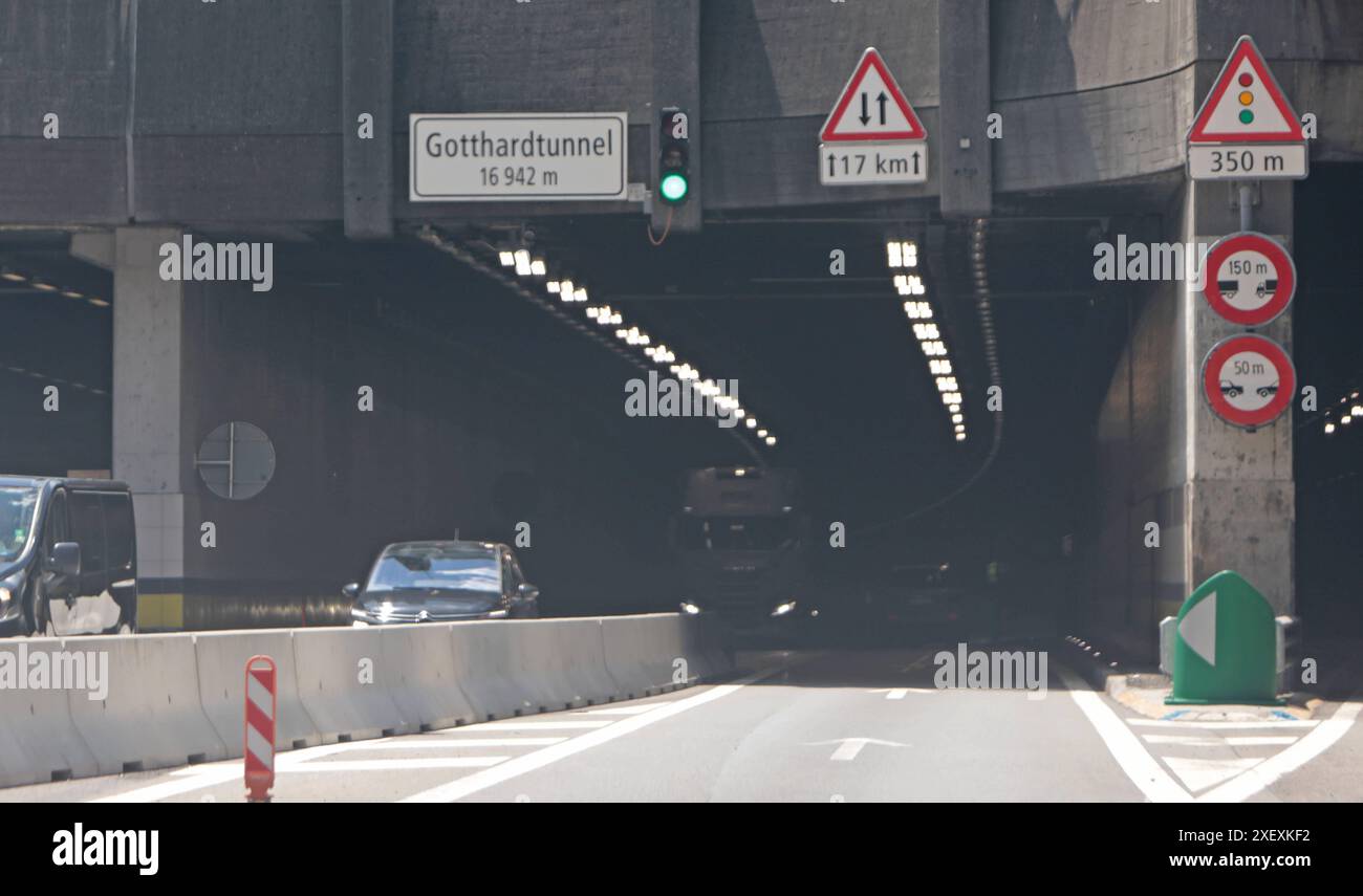 Einfahrt in den Gotthard-Strassentunnel auf der Autobahn A2. Einfahrt ...