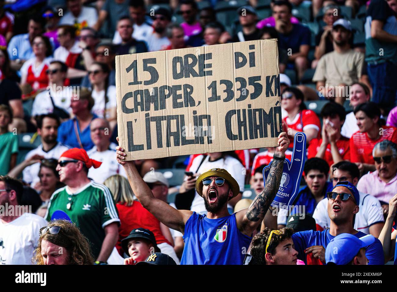 Fan von Italien haelt Schild hoch GER, Schweiz vs. Italien, Fussball ...