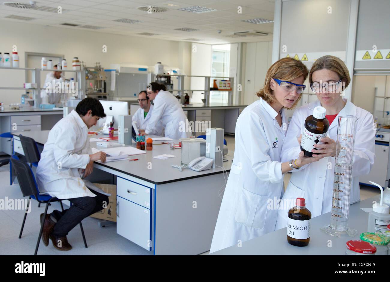 Preparing solution samples for column chromatography, synthesis lab ...