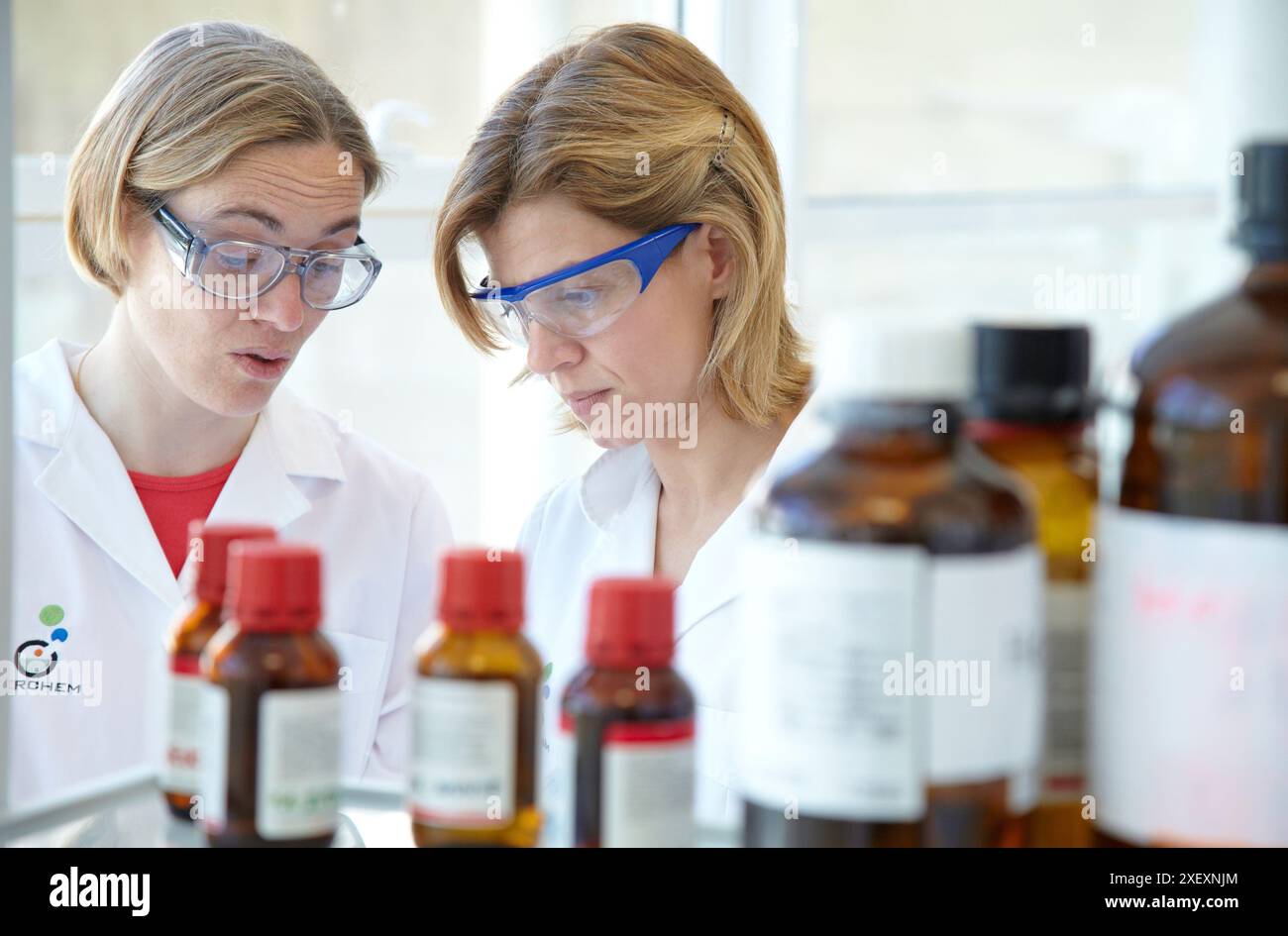 Preparing solution samples for column chromatography, synthesis lab ...