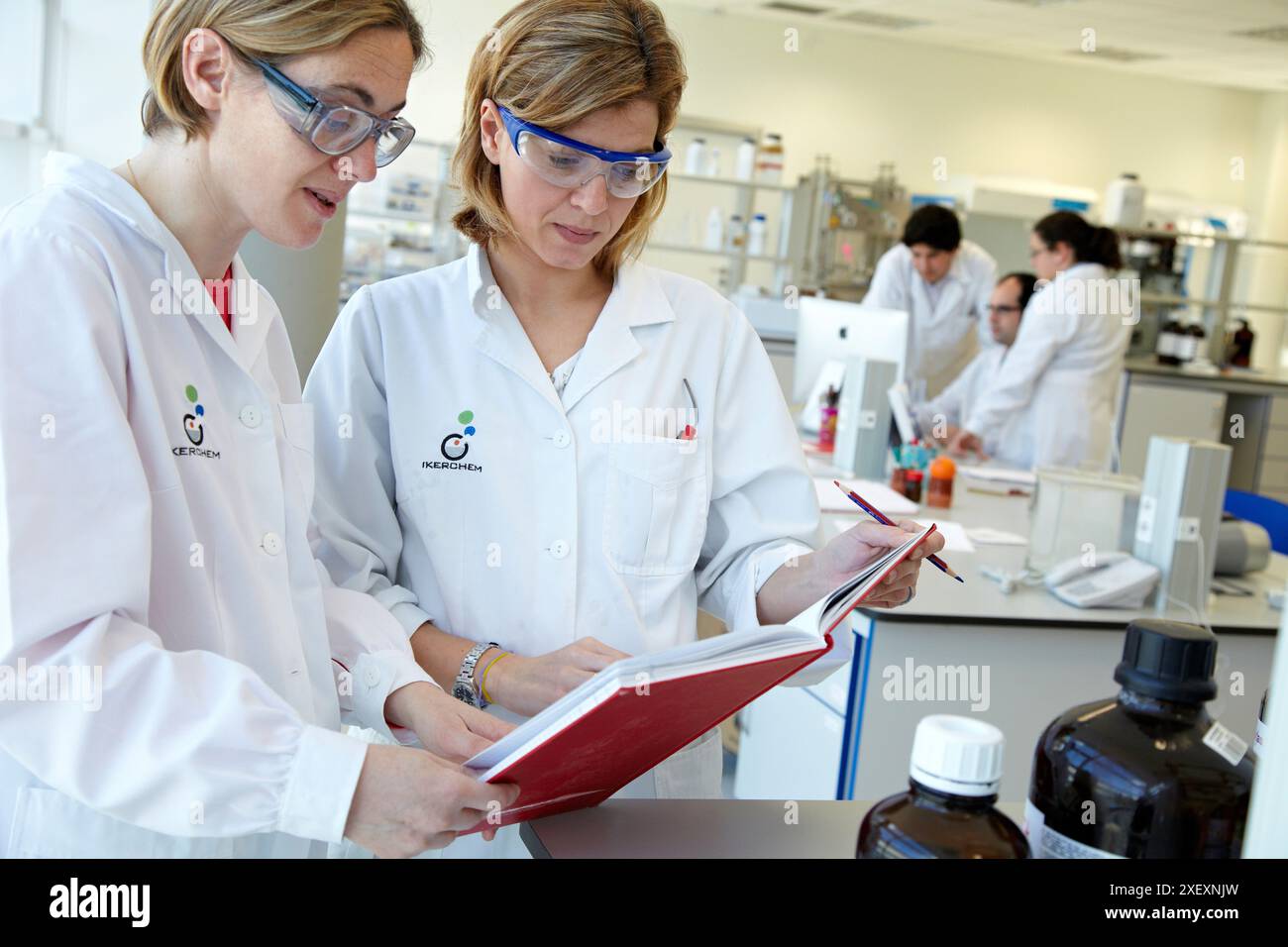 Preparing solution samples for column chromatography, synthesis lab ...