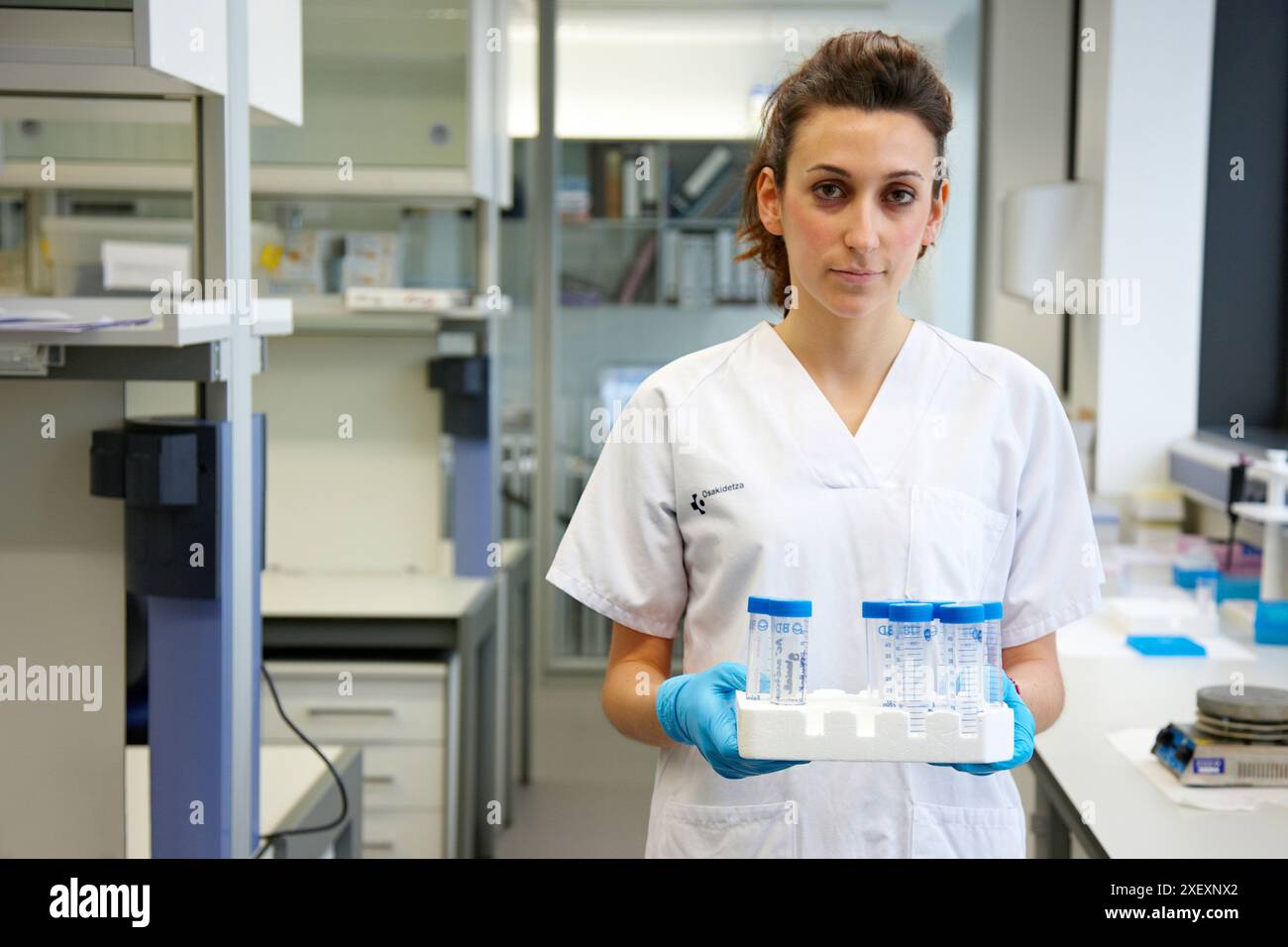 Lab technician carrying cell hi-res stock photography and images - Alamy