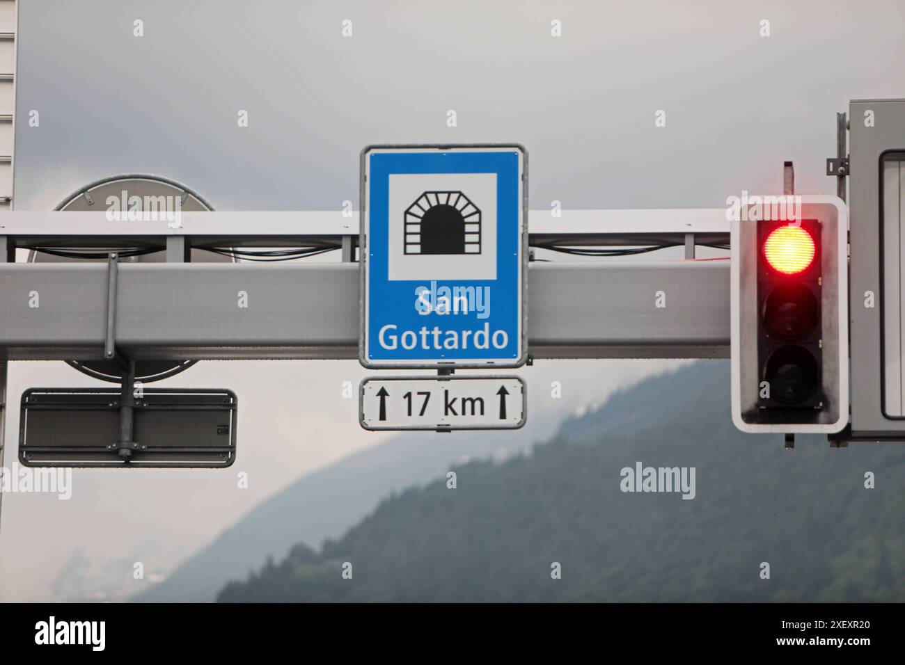 Schild San Gottardo 17 km auf der Autobahn A2 in Richtung Norden vor ...