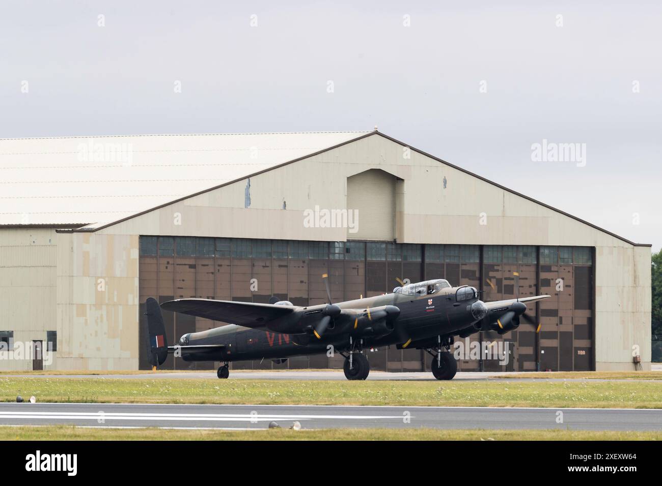 Lancaster bomber second world war hi-res stock photography and images ...