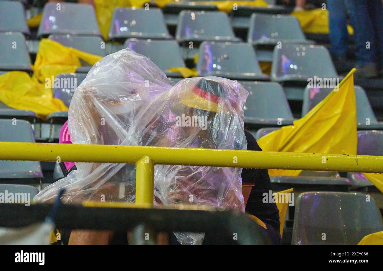 unwetter gewitter regen in the best of 16 match GERMANY - DENMARK of ...