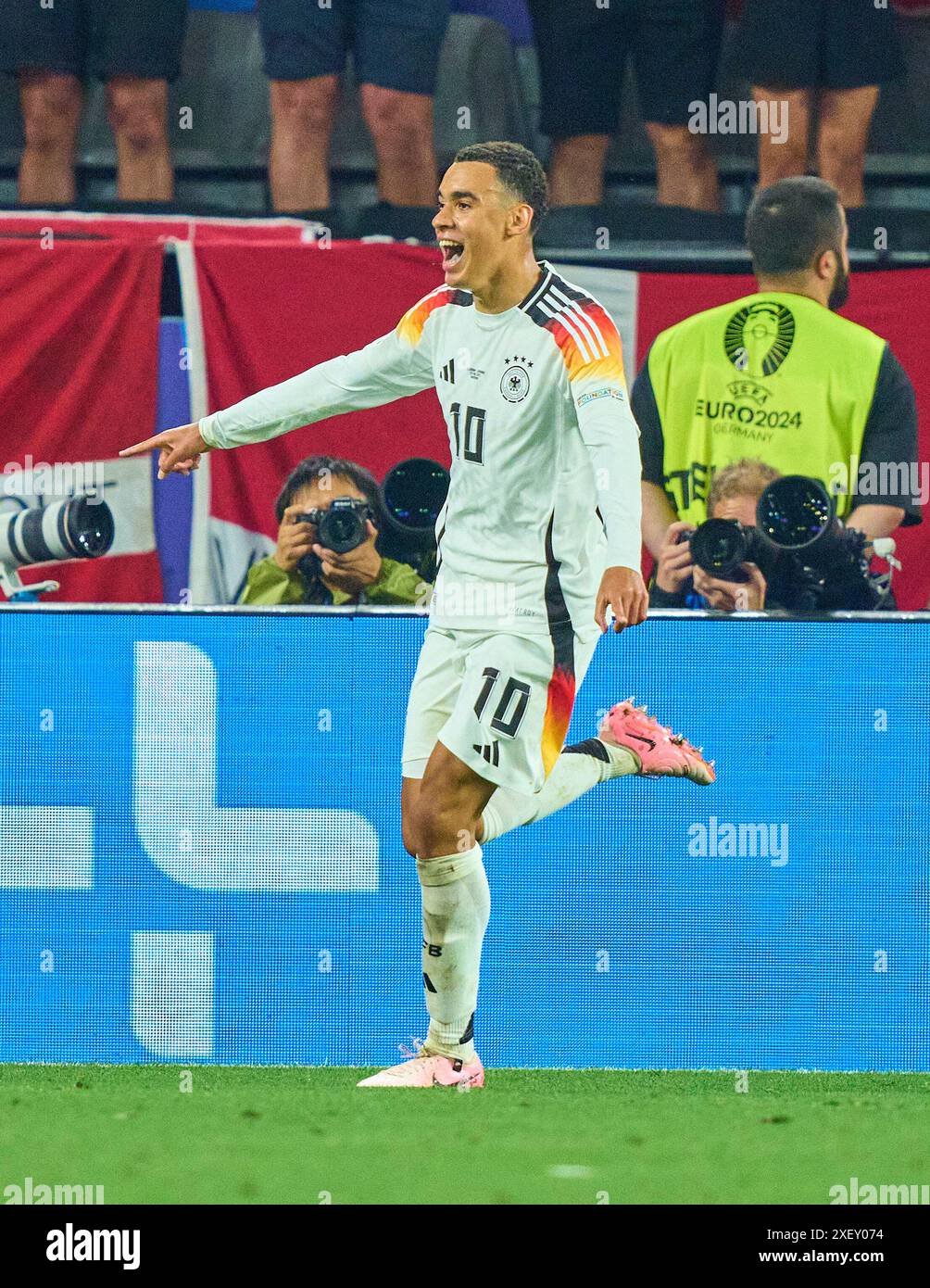 Jamal Musiala, DFB 10 scores, shoots goal , Tor, Treffer, Torschuss, 2 ...