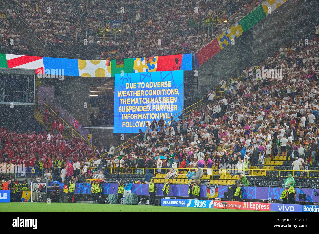 unwetter gewitter regen in the best of 16 match GERMANY - DENMARK of ...