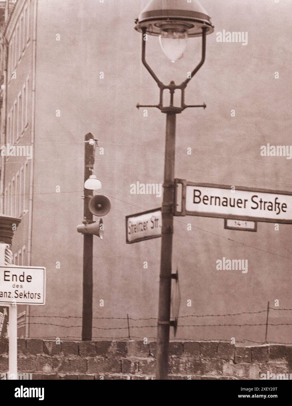 Berlin Crisis of 1961: Building the Wall At Bernauerstrasse large ...