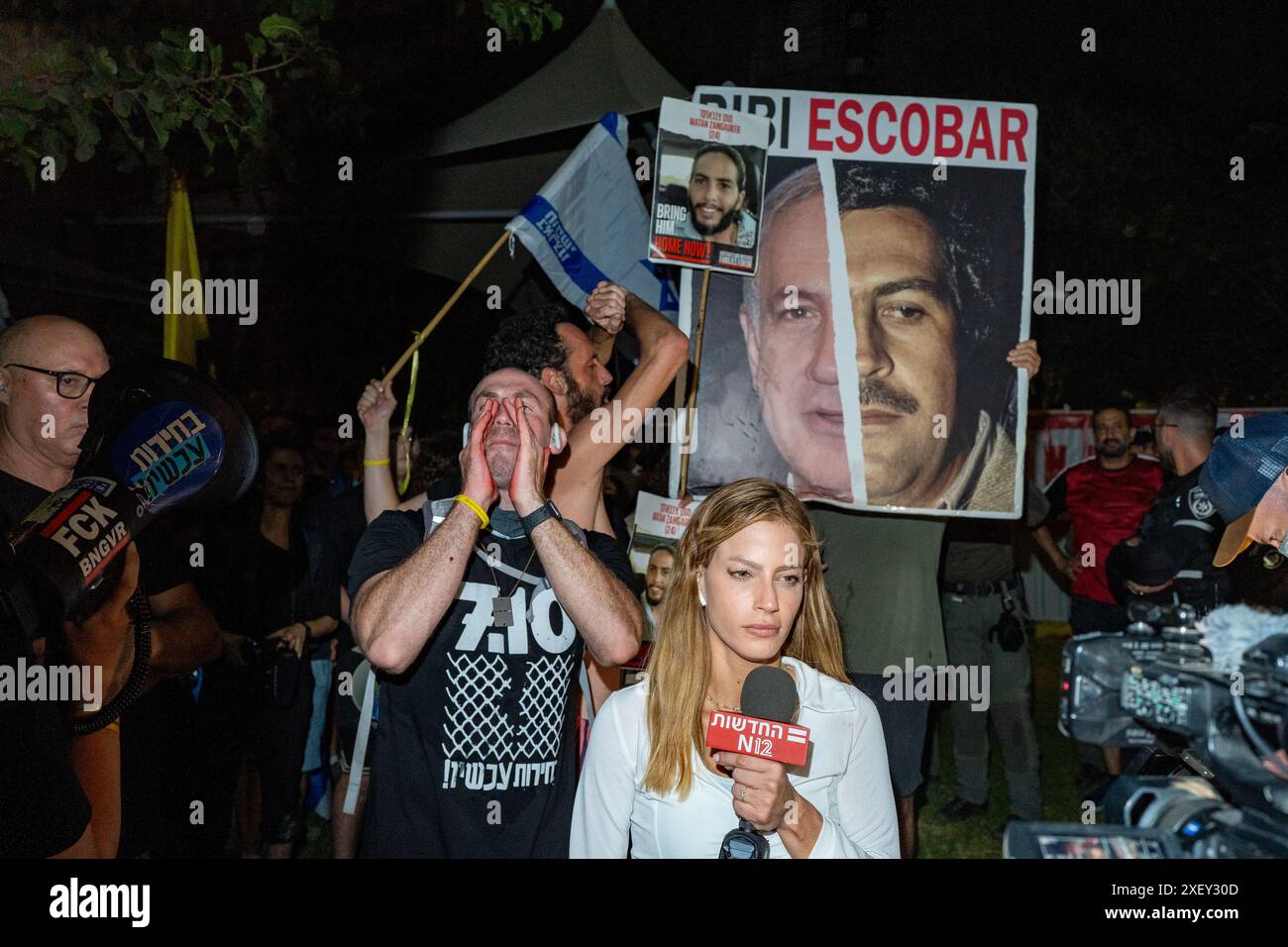 Adva Dadon, Israeli TV reporter, reports from the demonstration ...