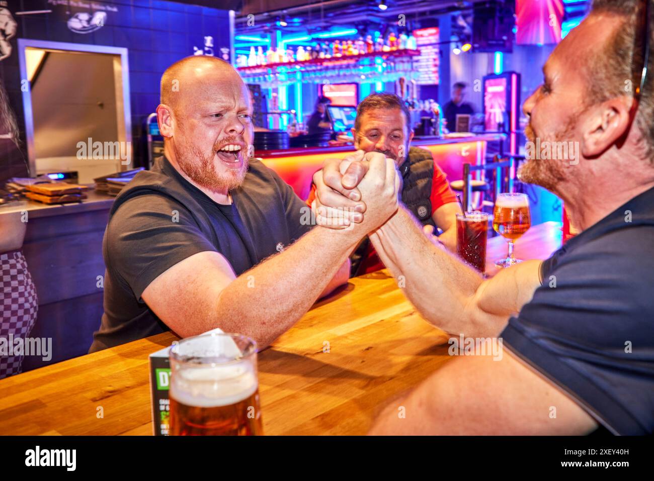Arm wrestle pub hi-res stock photography and images - Alamy