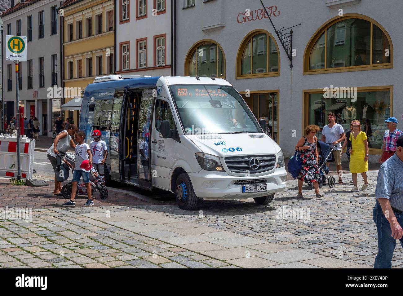 Freising, die neu geschaffene Fussgaengerzone mit Stadtbus *** Freising ...