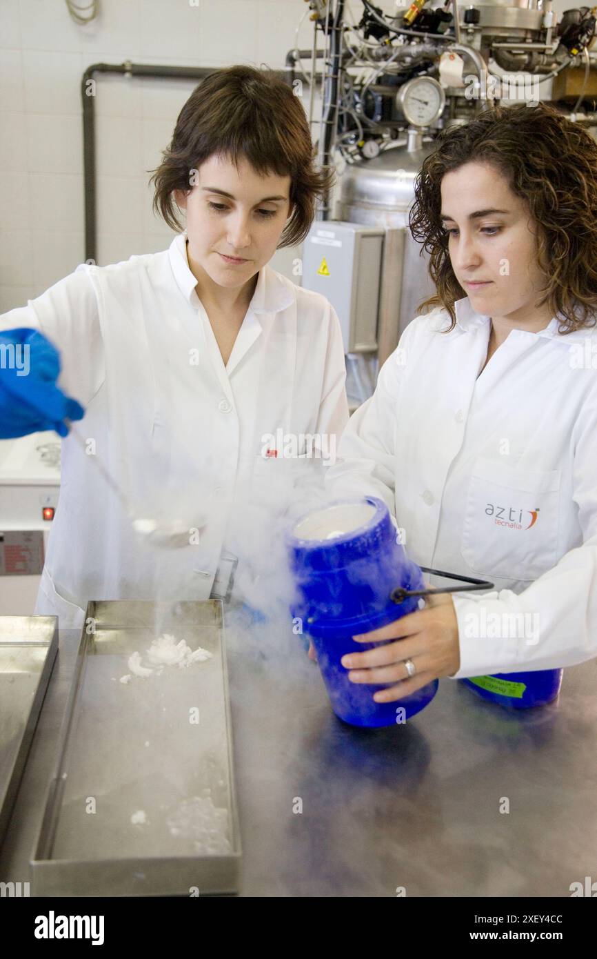 Pilot plant. Experimenting with liquid nitrogen in food. Whipped cream ...