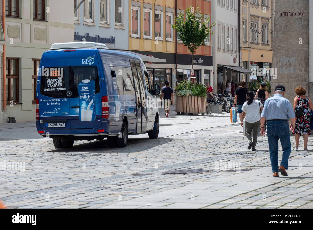 Freising, die neu geschaffene Fussgaengerzone mit Stadtbus *** Freising ...
