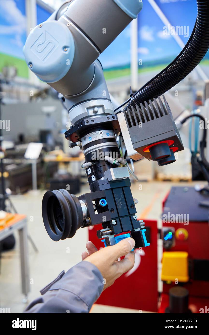 Use of flexible robotics in industrial manufacturing processes, Mobile ...