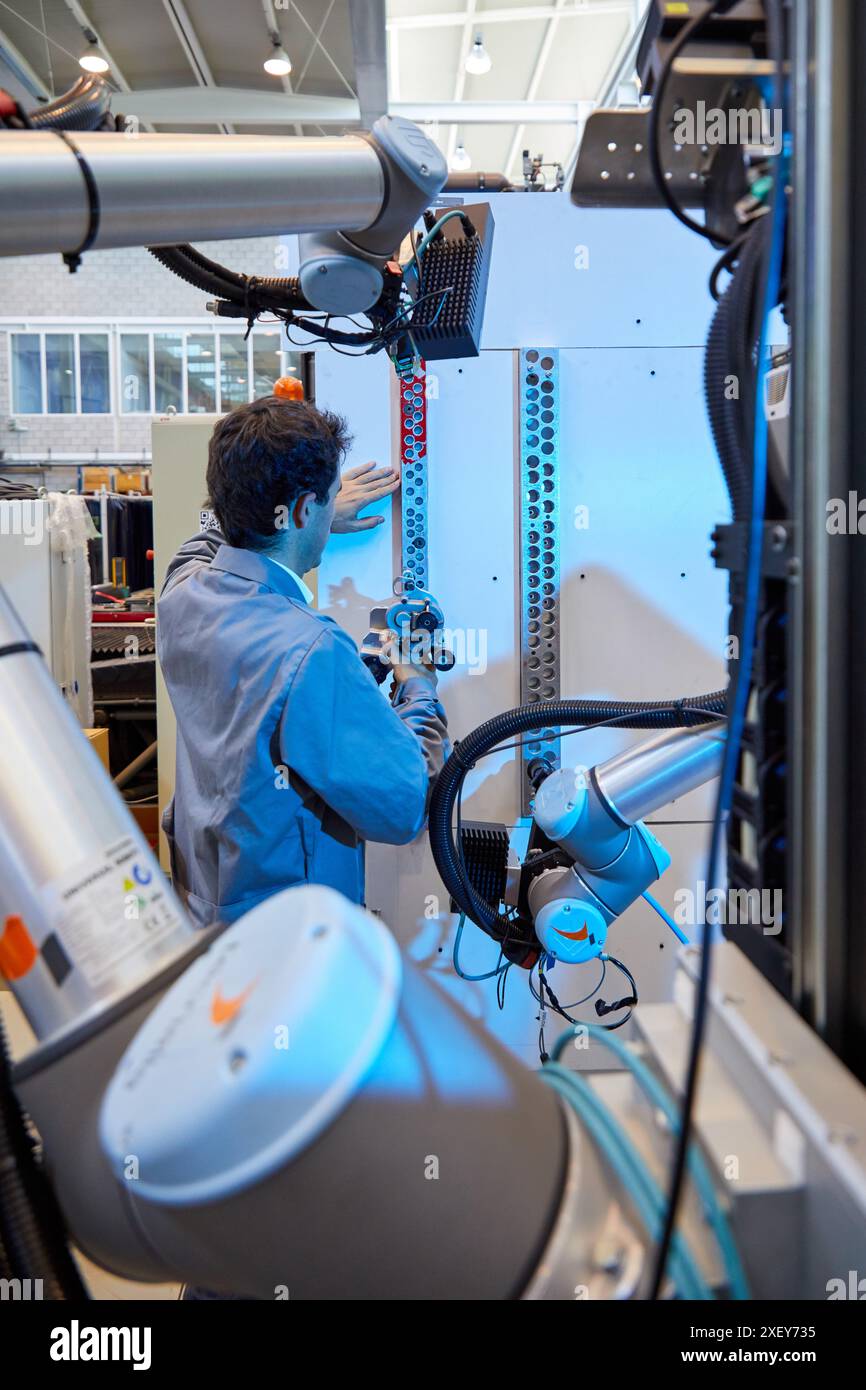 Use of flexible robotics in industrial manufacturing processes, Mobile ...