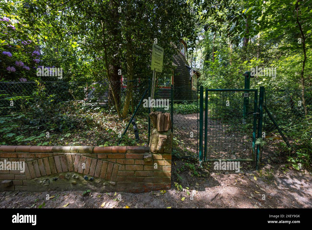 Open bell shaped structure hi-res stock photography and images - Alamy