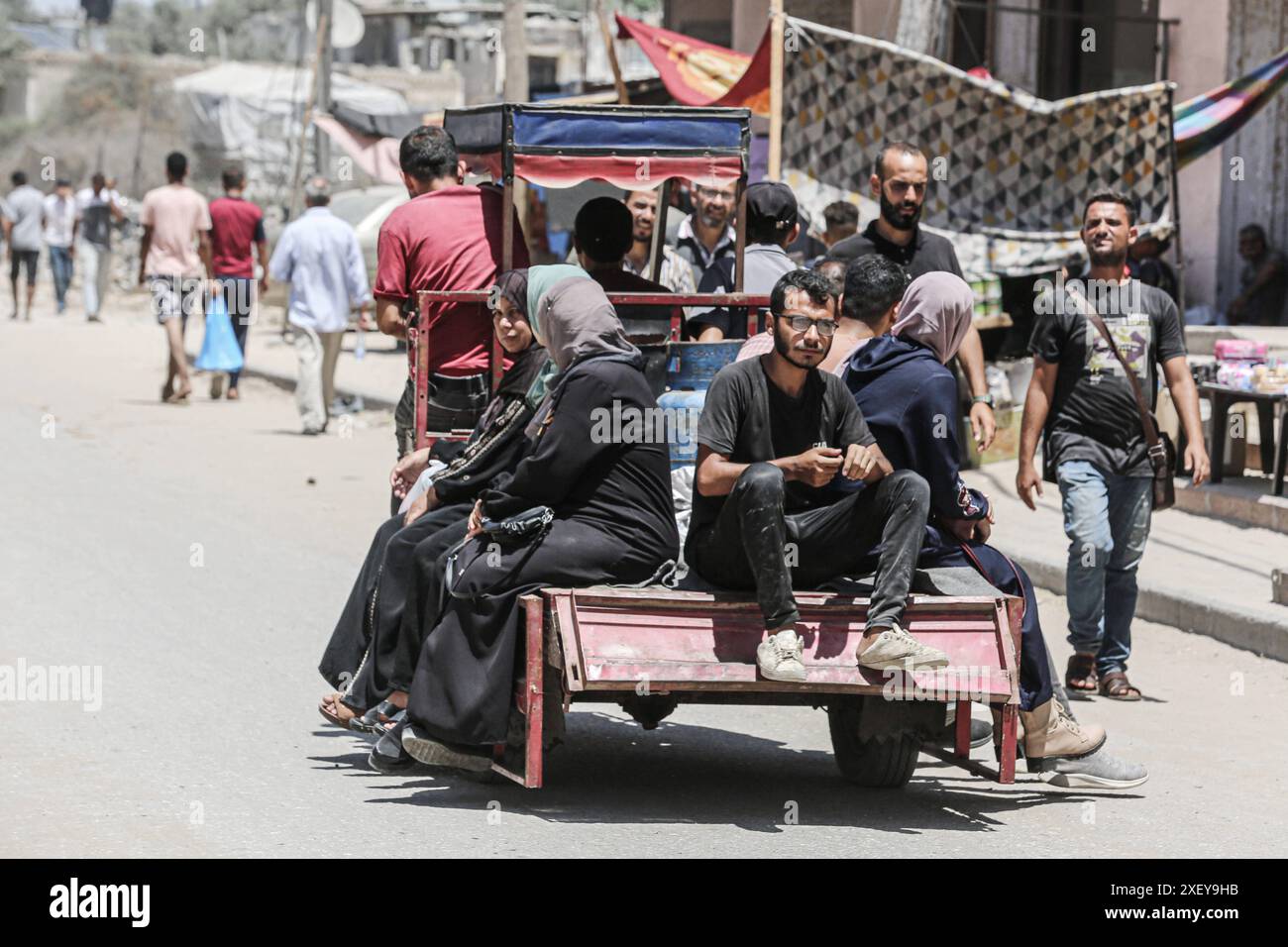 Palestinians in Deir al-Balah in central Gaza use horse and donkey ...