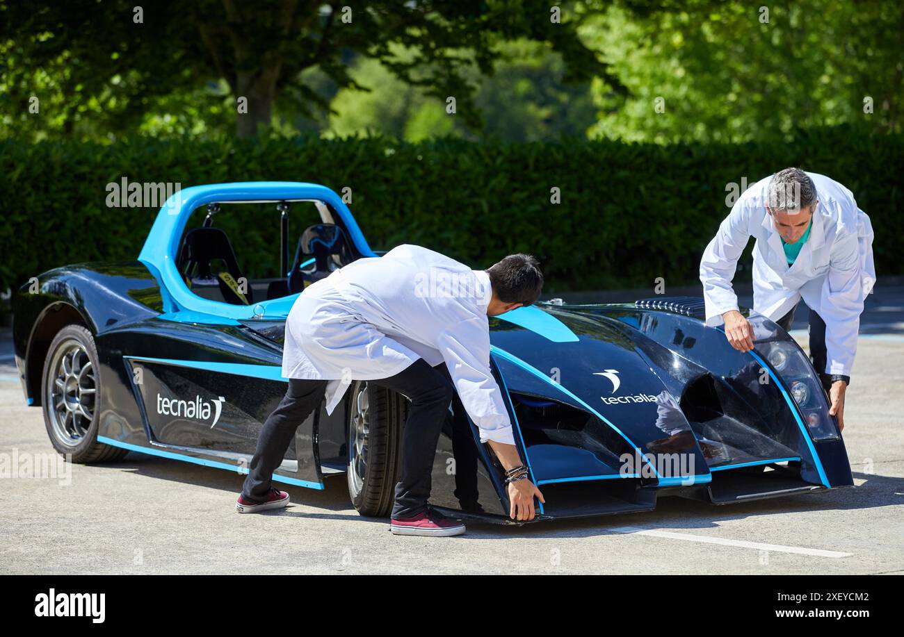 Dynacar, electric vehicle, Researchers work in electric car, Industry ...