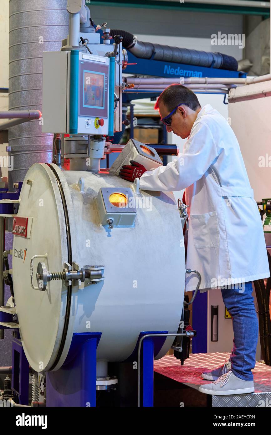 Melting and vacuum casting furnace, Consarc vacuum oven, Foundry ...