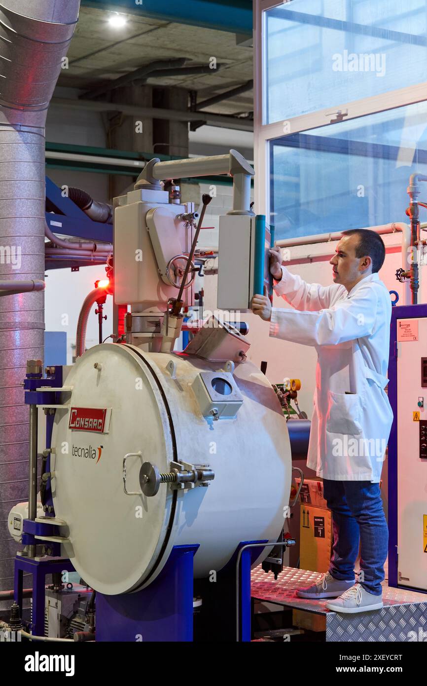 Melting and vacuum casting furnace hi-res stock photography and images ...