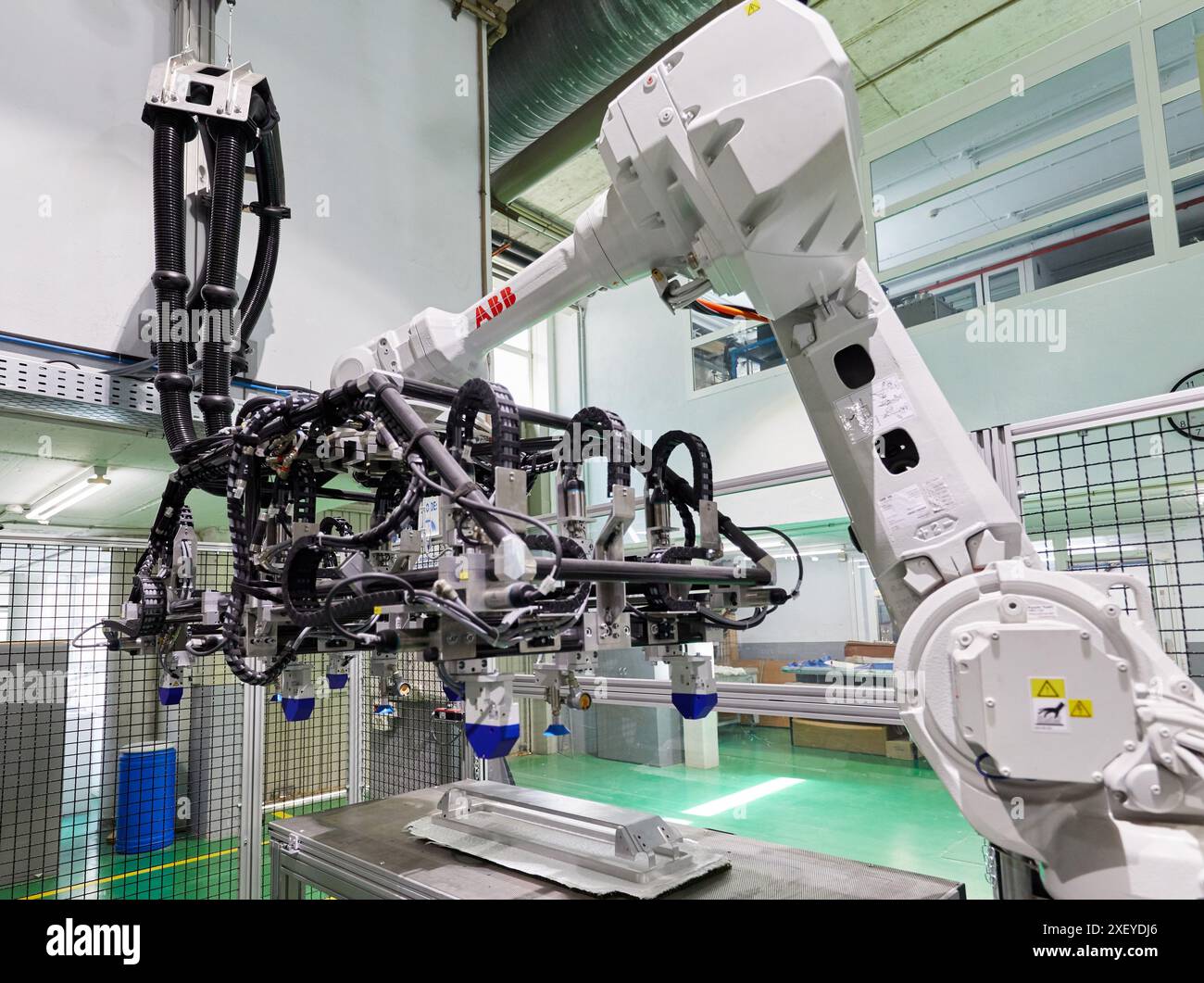 LowFlip cell, cell of automatic manufacturing of components in ...