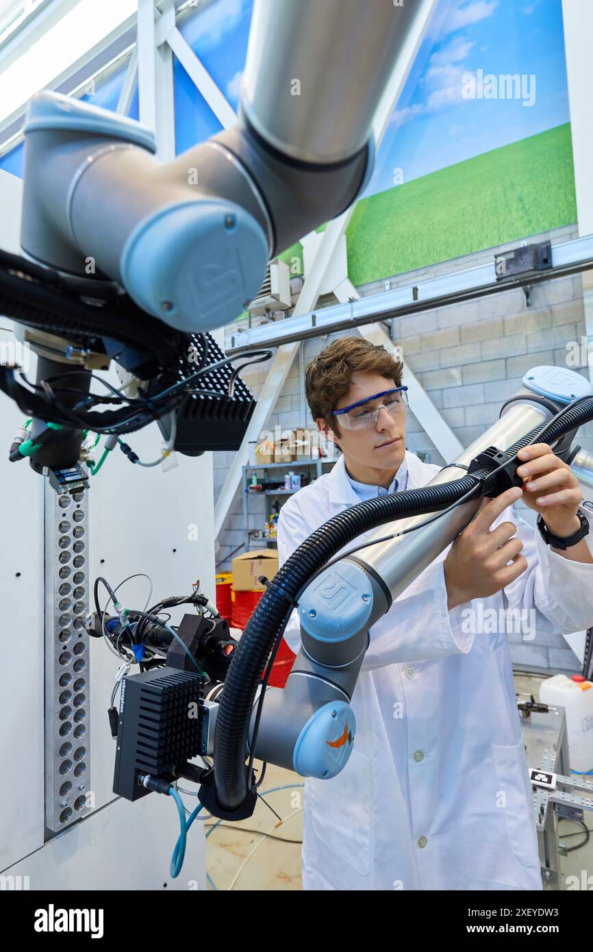 Use of flexible robotics in industrial manufacturing processes, Mobile ...