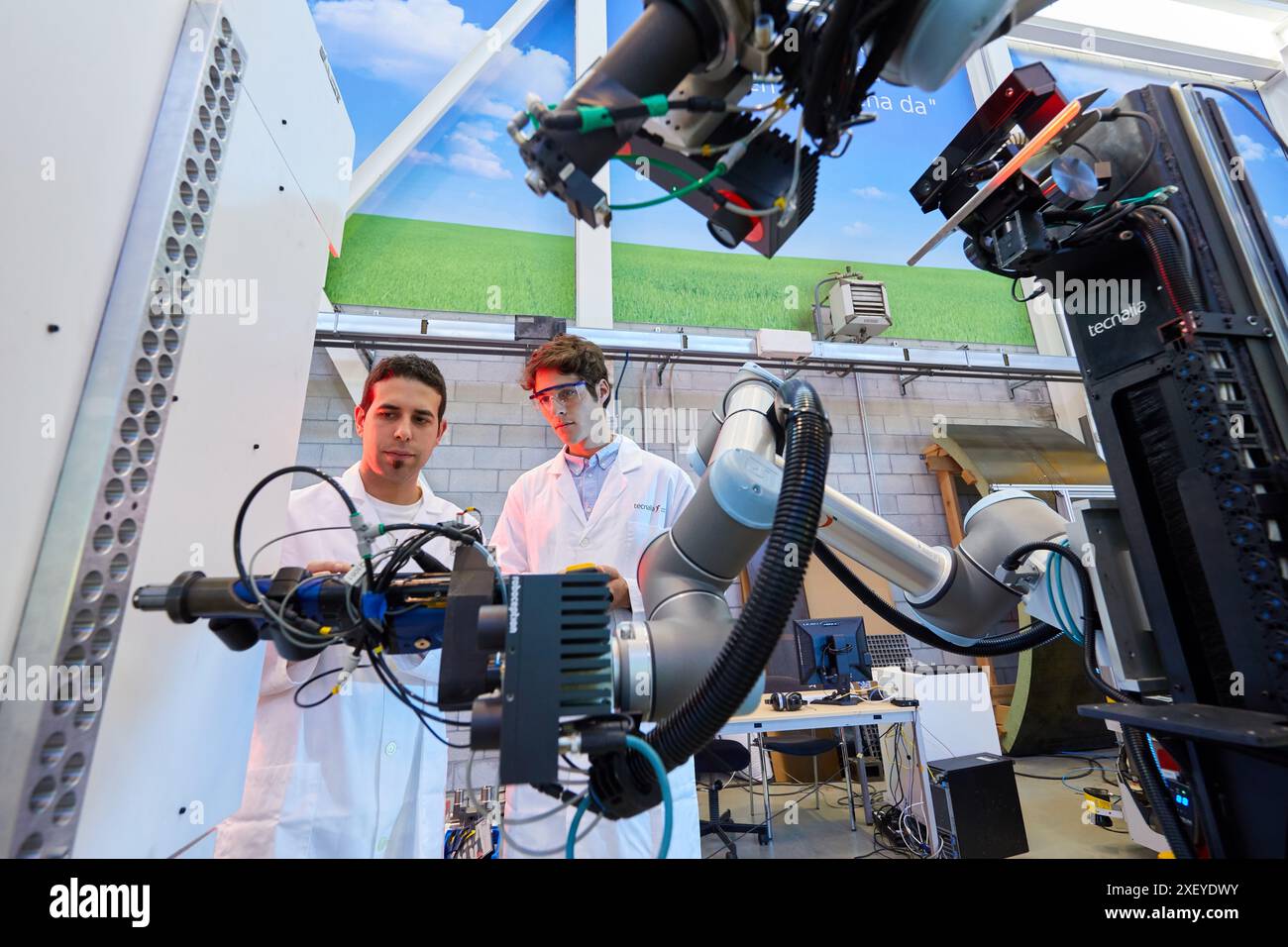 Use of flexible robotics in industrial manufacturing processes, Mobile ...