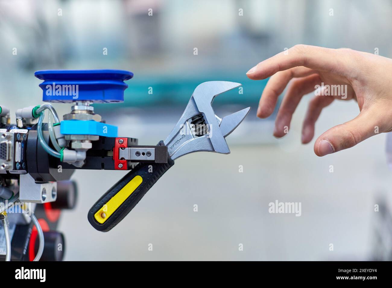 Use of flexible robotics in industrial manufacturing processes, Mobile ...