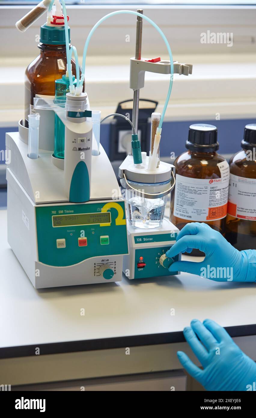 Automatic titrator. Polymer characterization. Biotechnology Laboratory ...