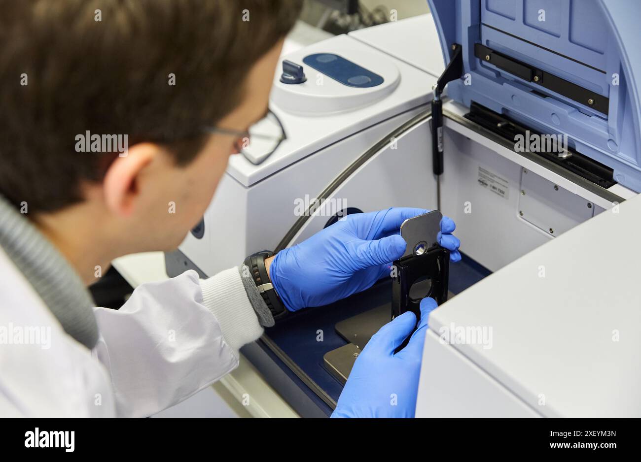 VERTEX FTIR research spectrometer, Fourier transform infrared. Organic ...