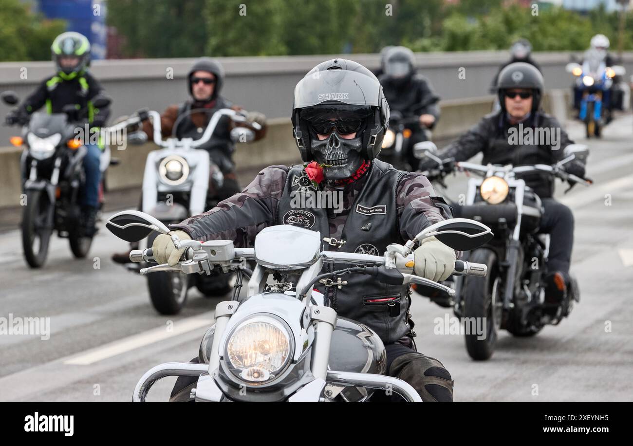 30 June 2024, Hamburg: Participant Ingo Frolin from Lüneburg rides ...