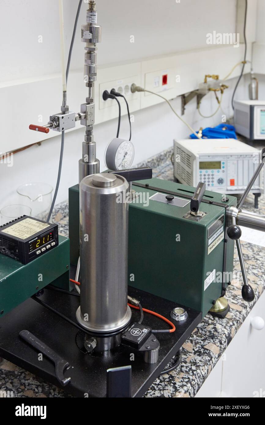 Balance Manometric calibration of pressure transmitters. Mechanical ...