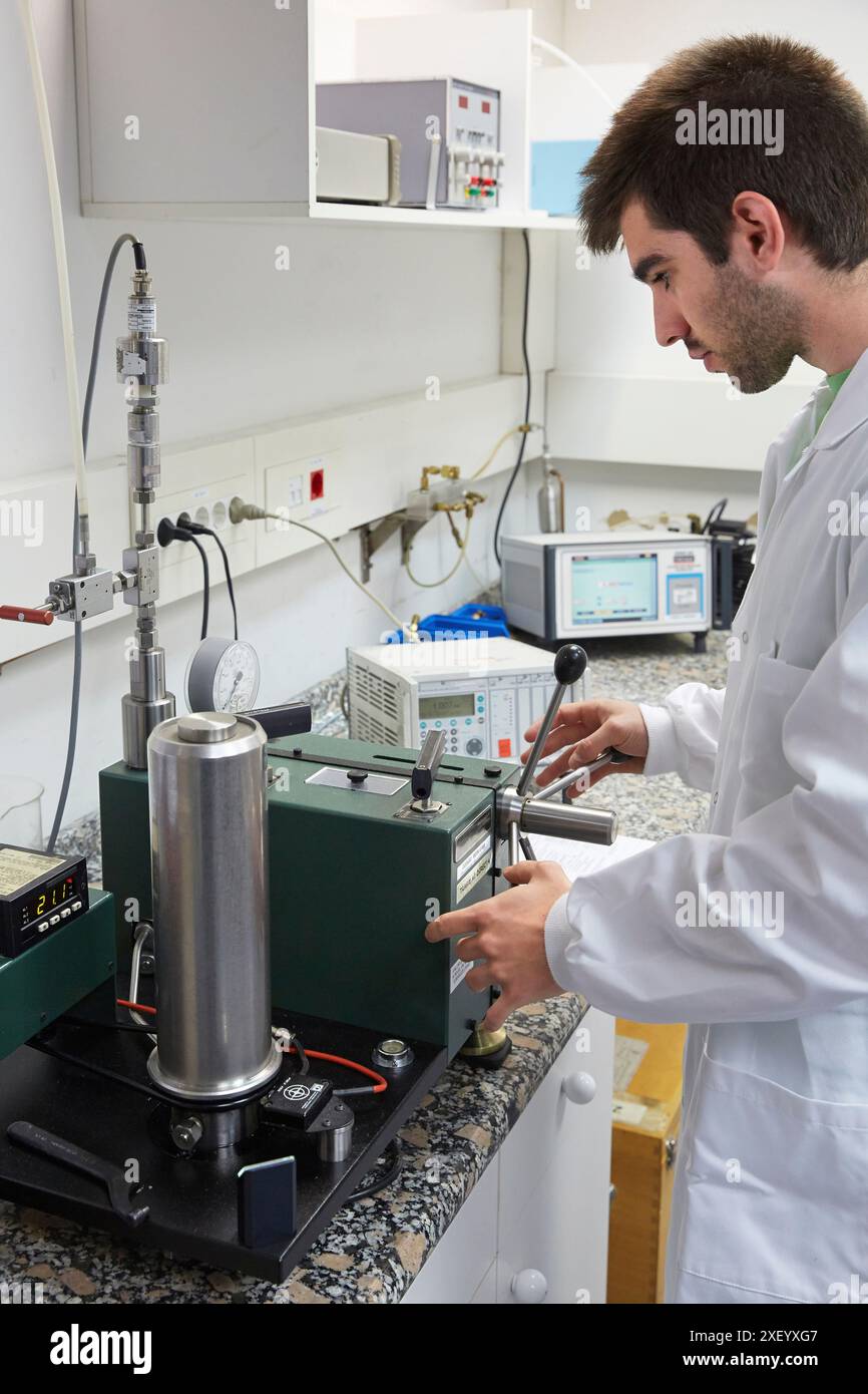 Balance Manometric calibration of pressure transmitters. Mechanical ...