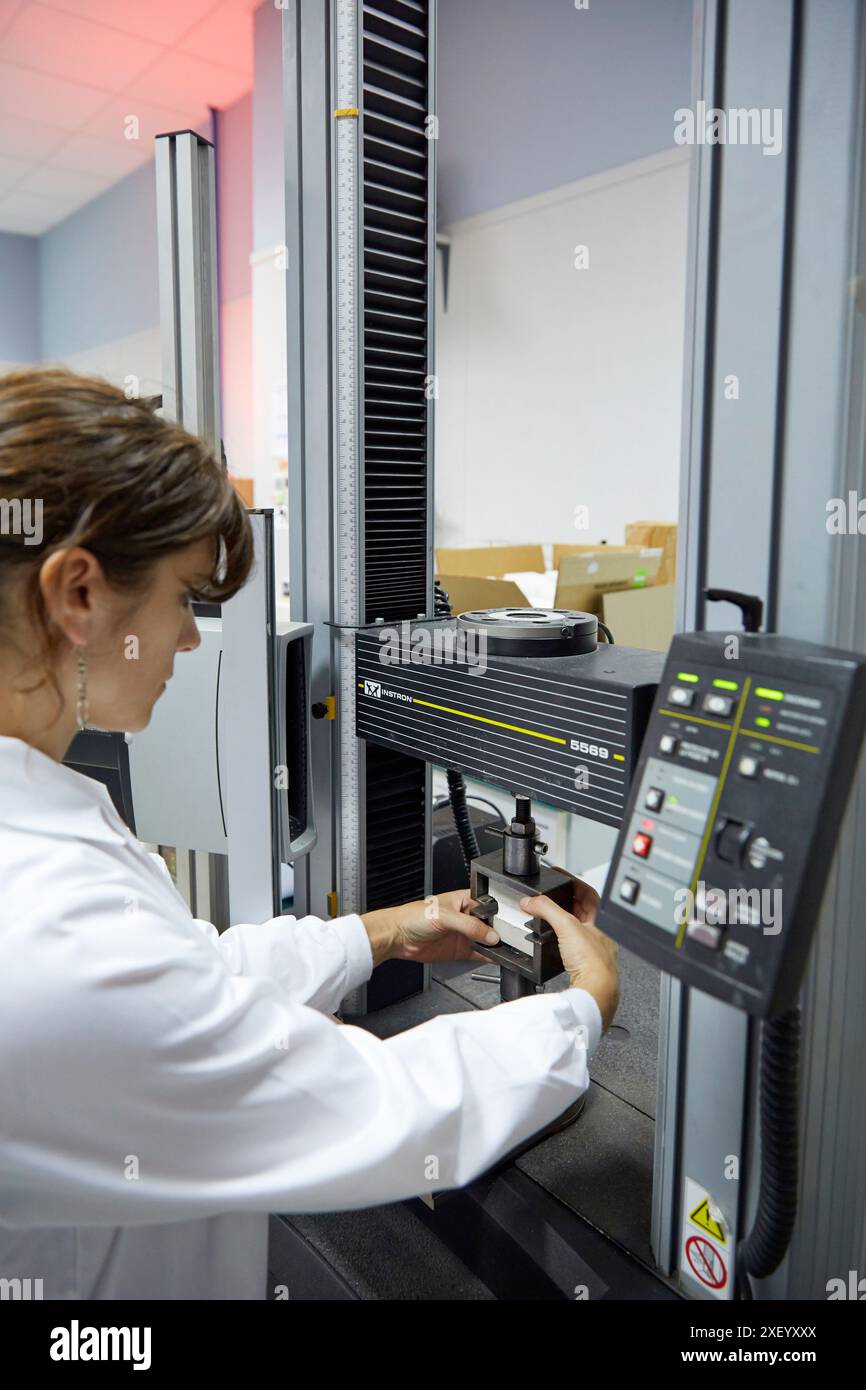 Silicone tensile test. Homologation of architectural elements ...