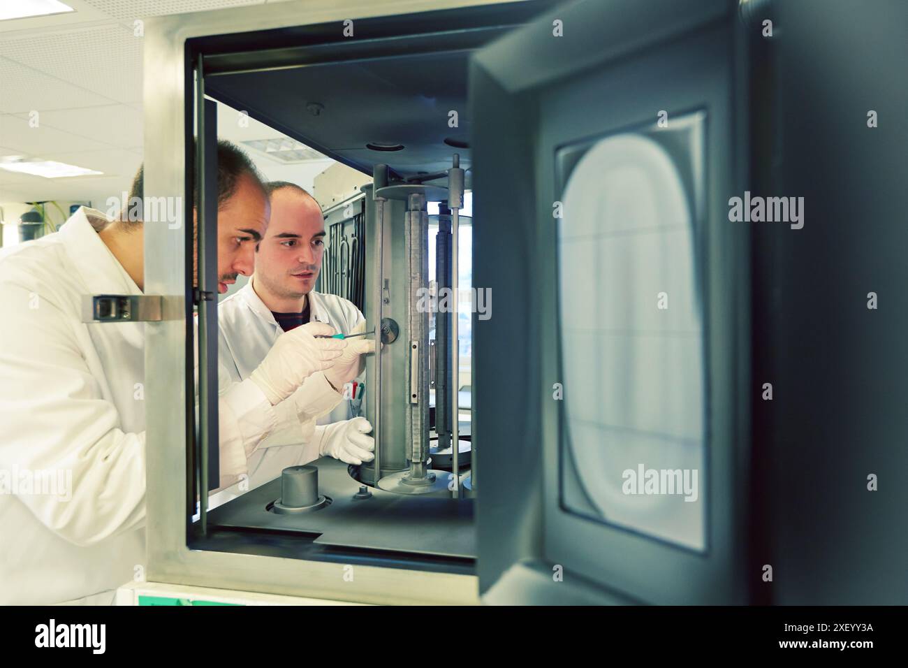 Vacuum chamber for physical vapour deposition coatings. Laboratory ...